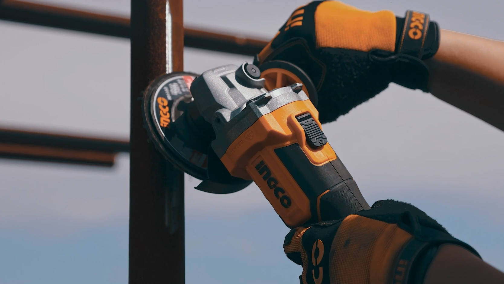 Cómo colocar la rueda de pulido en la amoladora angular